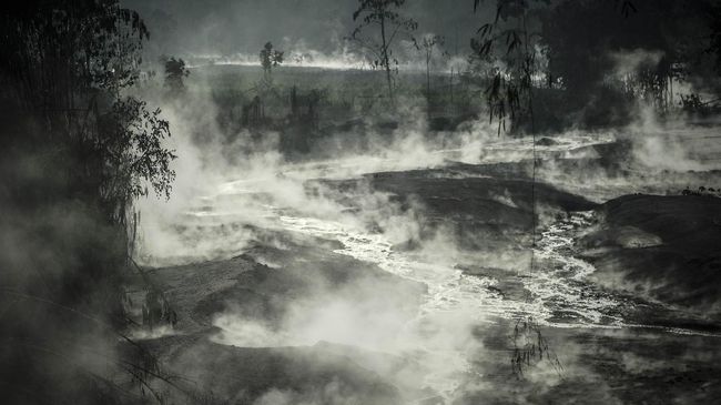 Jembatan Penghubung Lumajang-Malang Ambruk Akibat Erupsi Semeru Jembatan Penghubung Lumajang-Malang Ambruk Akibat Erupsi Semeru